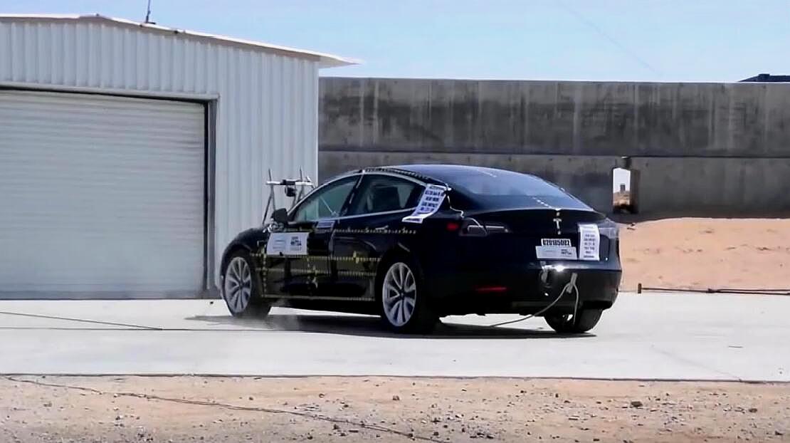 价值百万的特斯拉碰撞测试,看着都让人心疼!