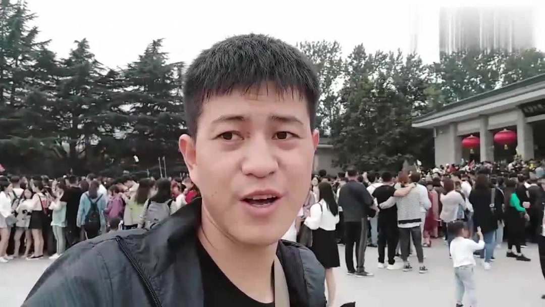 西安兵马俑博物馆人山人海,游客感叹:只见人头不见俑头!