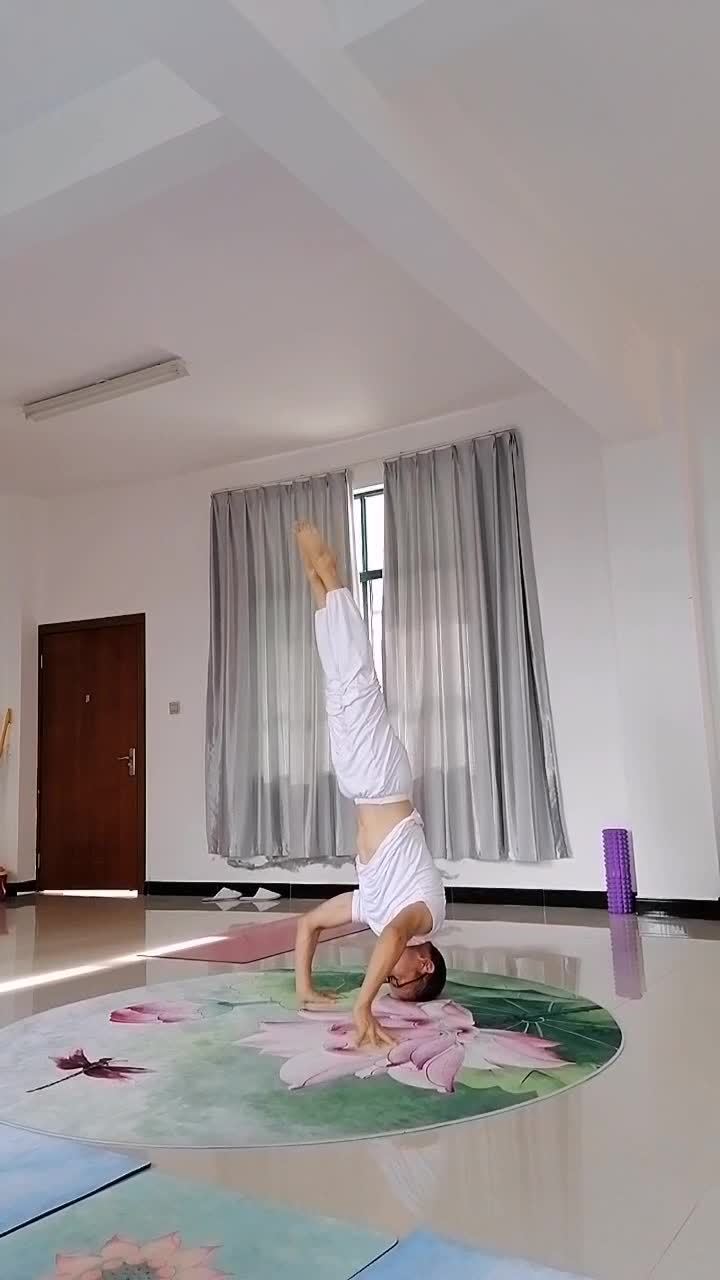 不规则头倒立来一个,简单吧!每日一练