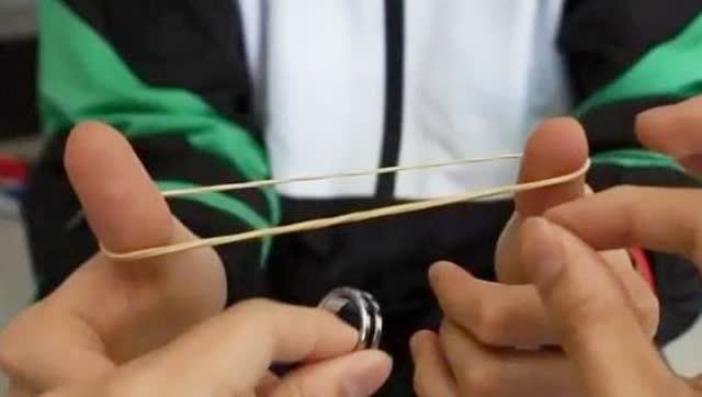 魔术揭秘:戒指一秒穿越皮筋,这原理太神!你能看懂吗?