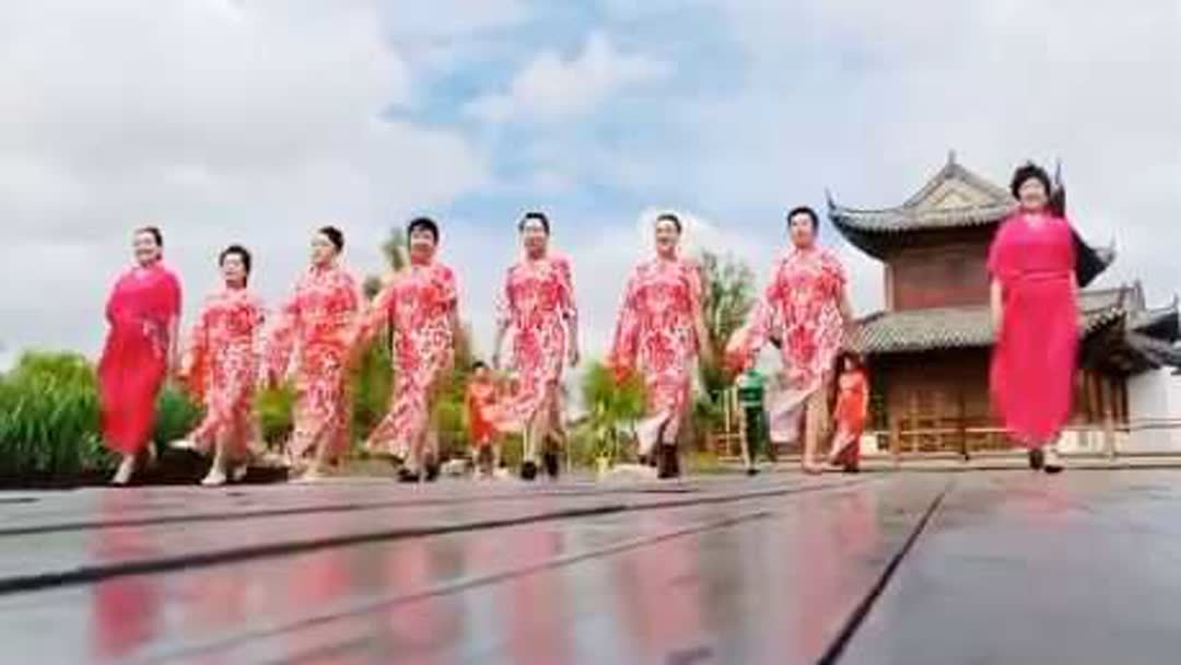 秀丽迷人的景色遇上潇洒时尚的旗袍秀,浓郁淡雅,美出天际!