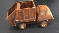 严重生锈的通卡(Tonka)模型车-修复翻新