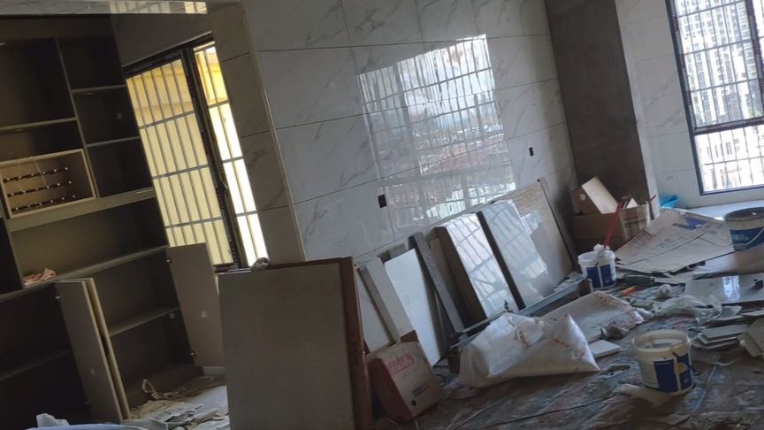 装修新房装好玻璃窗,11楼高层防盗窗加单层钢化玻璃,是否安全?