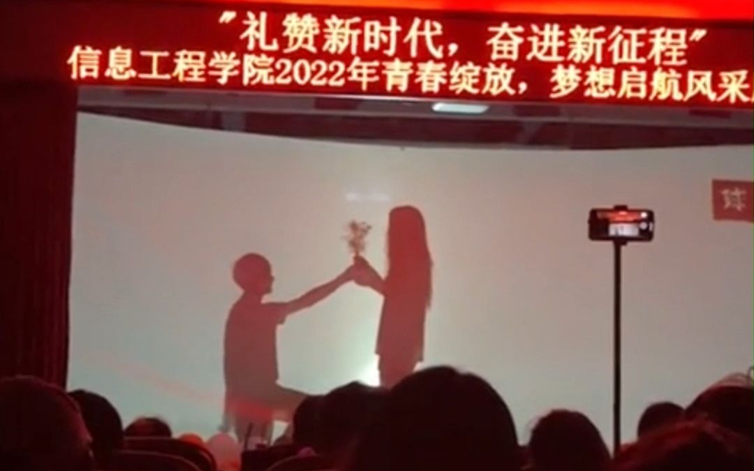 高校晚会表演现场尖叫不断,结果让人意想不到.网友:本以为是个浪漫的...