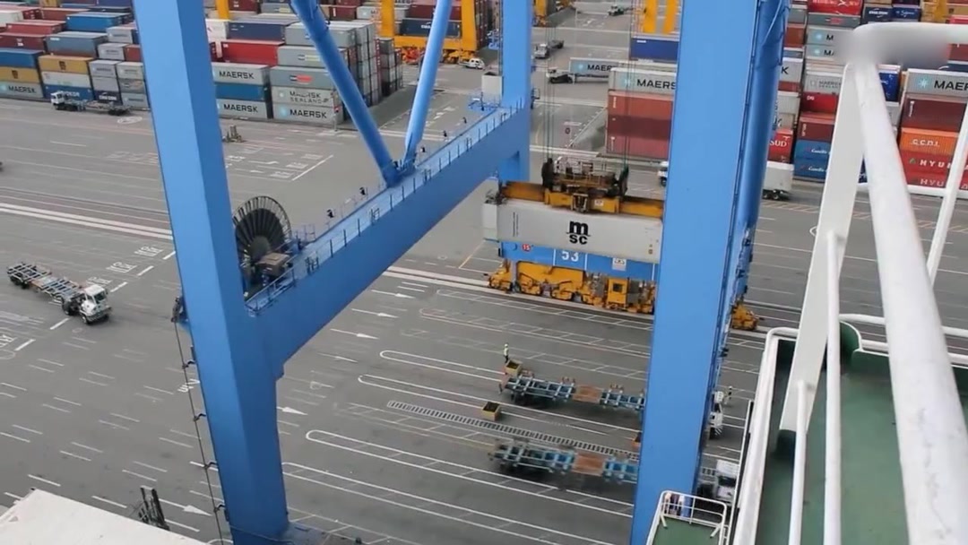 码头上的大力士, 装卸集装箱全靠它, 这就是大型桥吊起重机