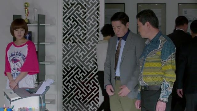 这个男人在会议室上暗中做了手脚,这下死定了