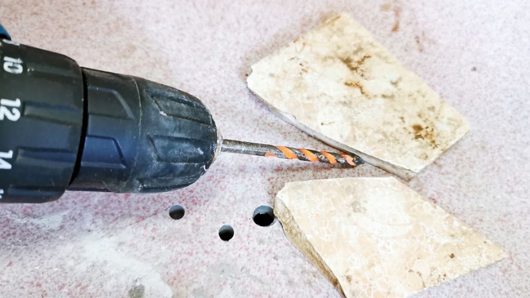 瓷砖钻孔你还在用冲击钻?难怪瓷砖会裂成两半,电动工具都选错了