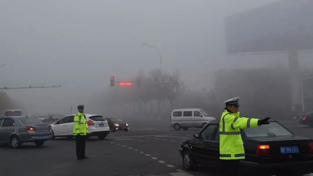 雾天行车怎样才能确保安全 请记住这四点,能避有效免危险发生