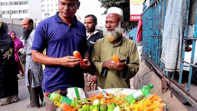 印度老人街边出售纯健康食品,胡萝卜也能拌着咖喱粉吃