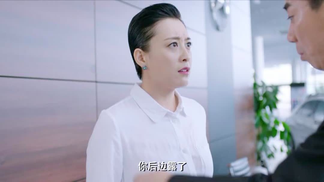 爆笑:女上司衣服破了个洞,男下属把她拉一旁,女上司反应不淡定