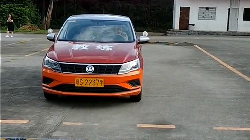 倒车入库一定要学会领线,看准边线与车的距离