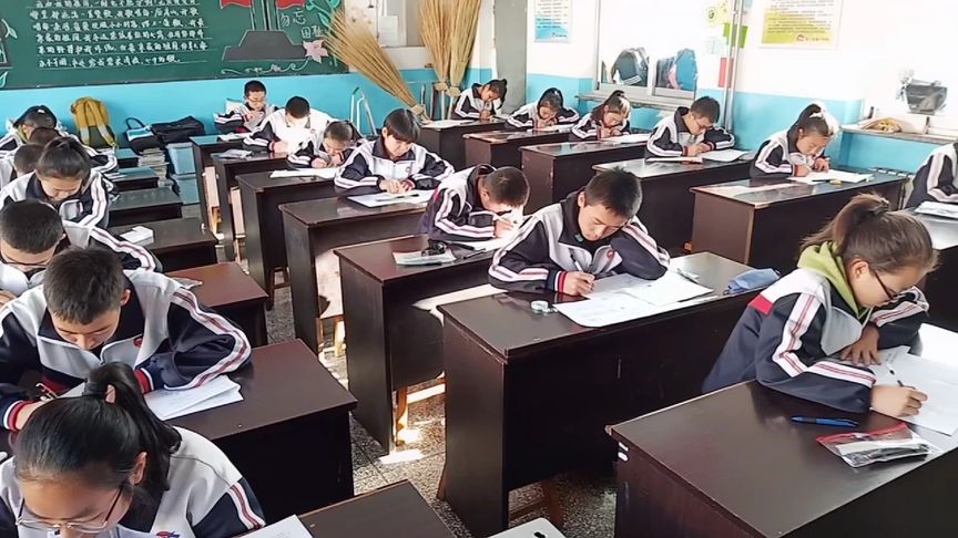 这不是期末考试,但考完会开家长会,学生答题真认真!