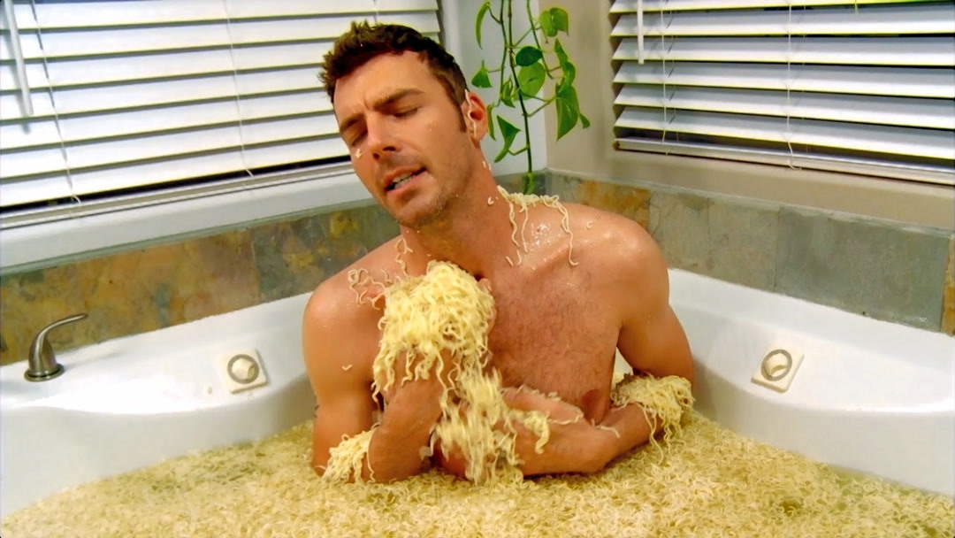 盘点泡面的几种奇葩用途!泡面洗澡身体好!