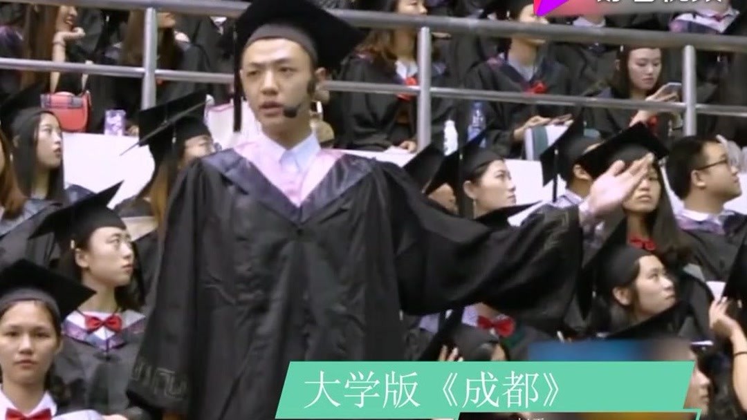 大学毕业典礼上,班里的女生在观众席带头唱歌,一开口感动全场!