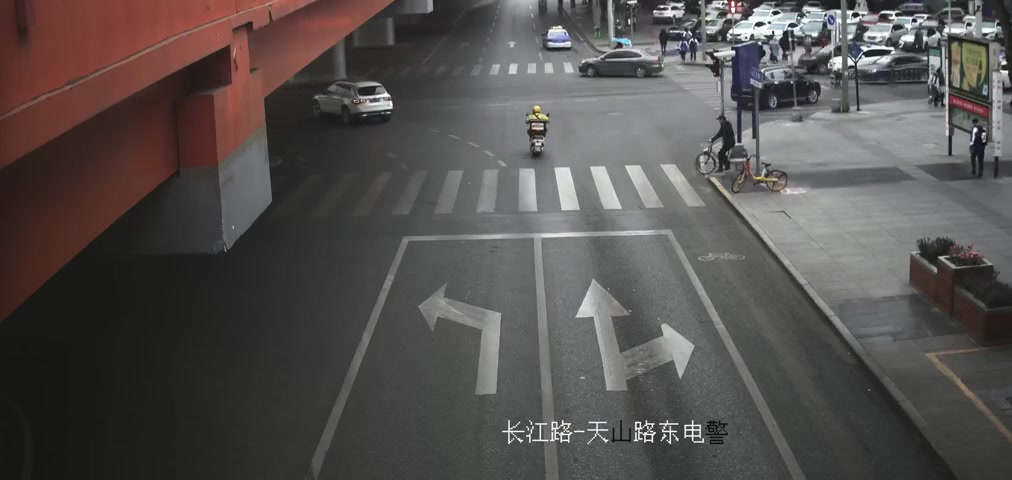 外卖骑手闯红灯,被撞受伤还要负全责