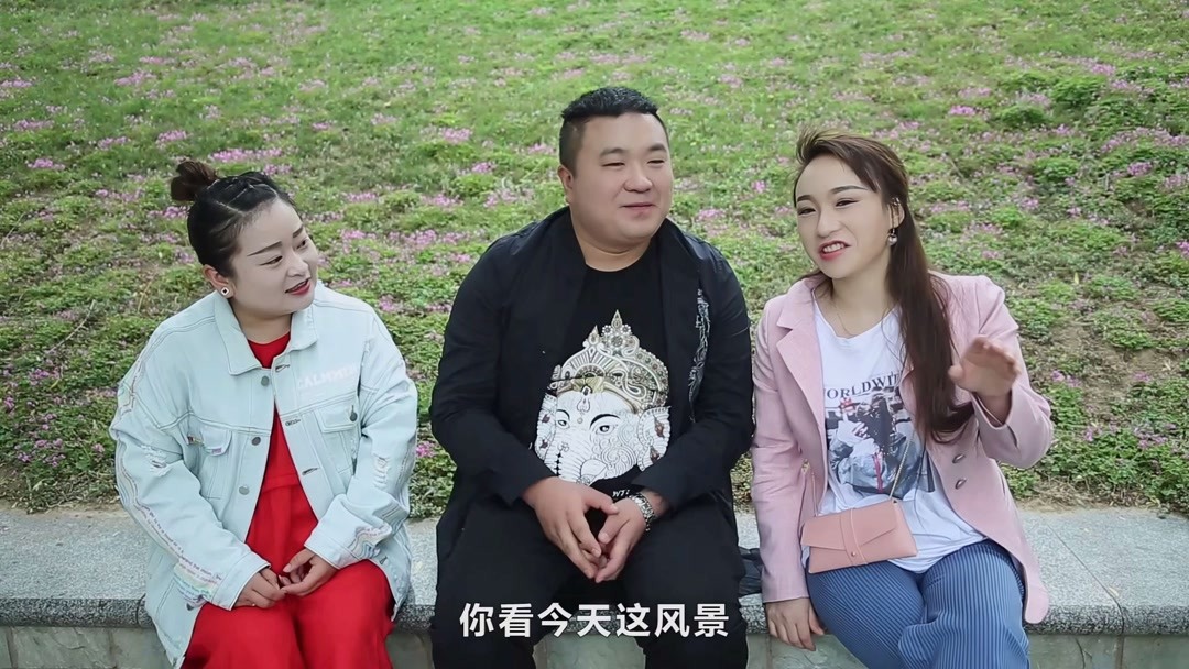 美女玩对联游戏,小伙此联一出,无人是其对手