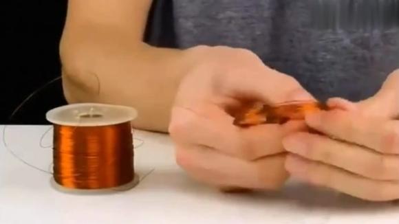 这小哥做的隔空还能通电的实验,简直牛了