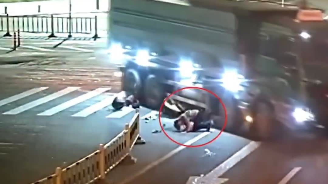 神走位!电动车与大货车相撞被碾粉碎,骑车人一个动作死里逃生