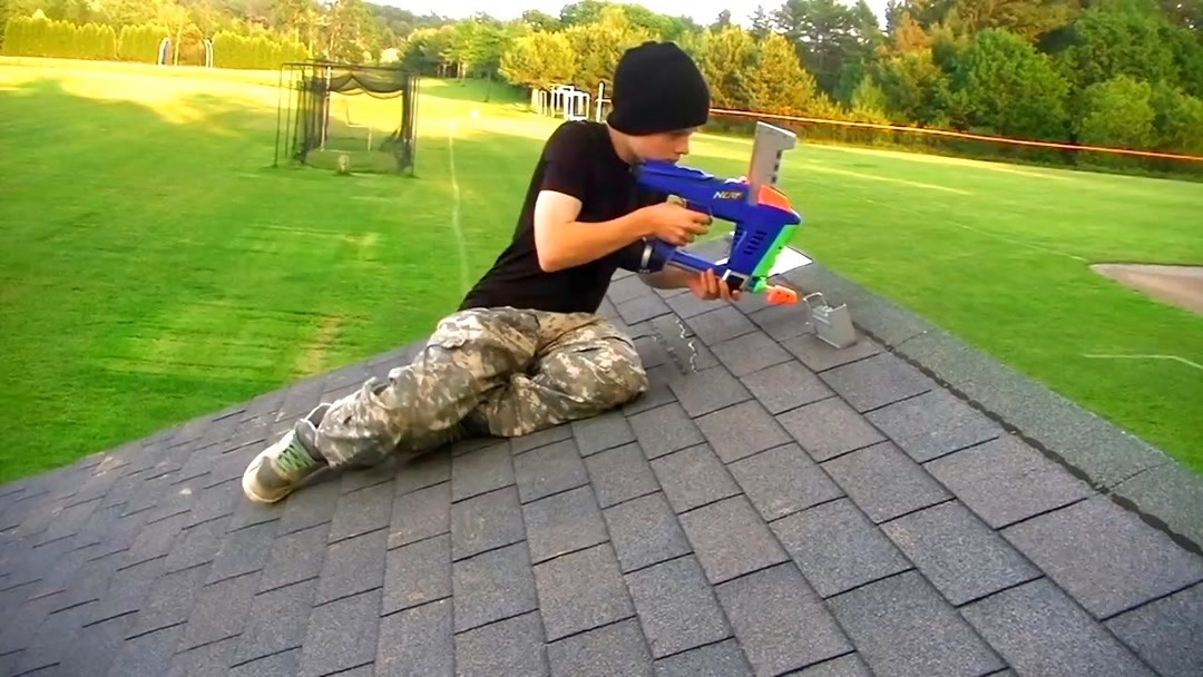 真人CS:吃鸡小伙在家训练射击,最后累得趴在屋顶!