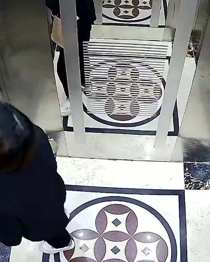 不知电梯两侧开门,女子被“困”在其中 ,也不知道最后她怎么出去的…