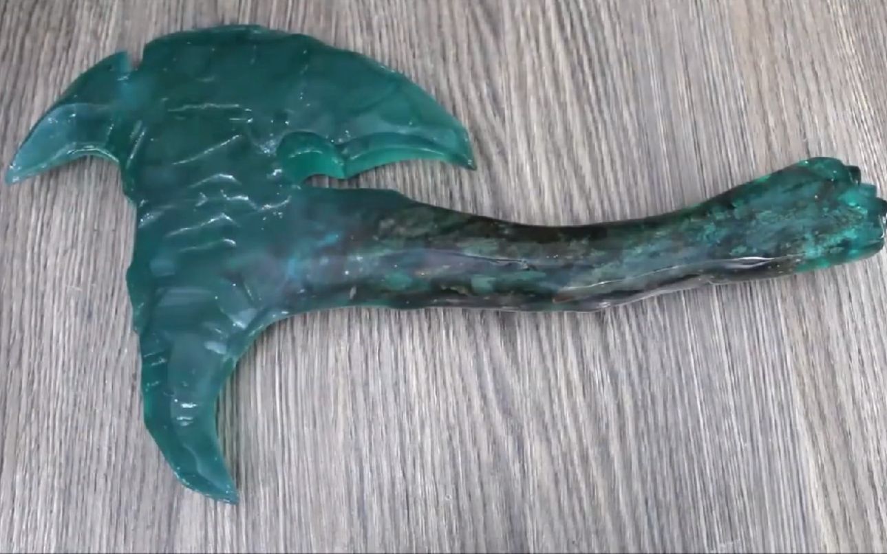 DIY树脂制作钻石手斧模型,仅供欣赏。