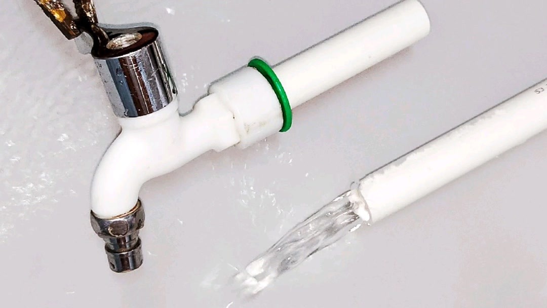 水管一直流着水,怎么接入另一根水管?教你一招,连热熔器都不用