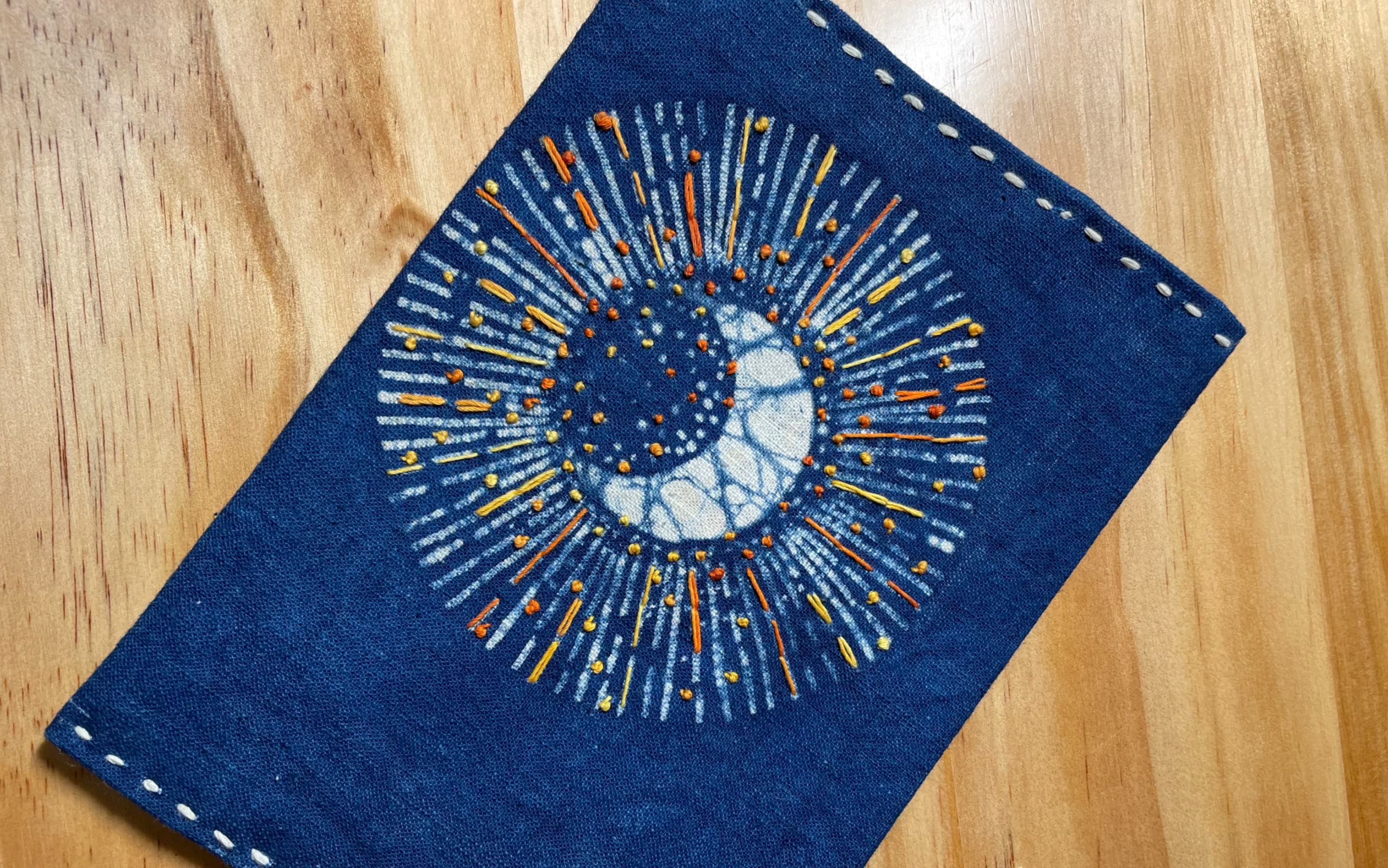 日月星辉书皮制作过程|蜡染加刺绣