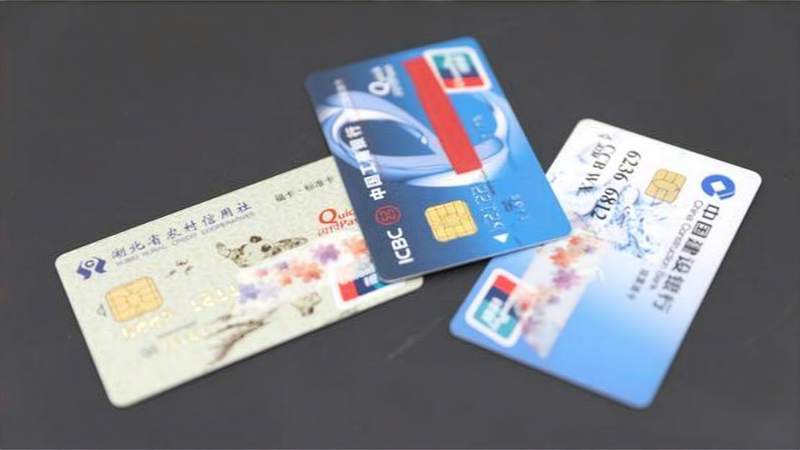 银行卡长期不存钱、不销户,会欠银行钱吗?今天总算清楚,别忽视