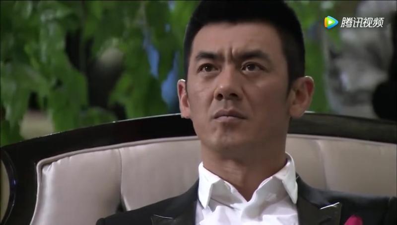 为了救治伤者,医生站起来跟歹徒谈条件