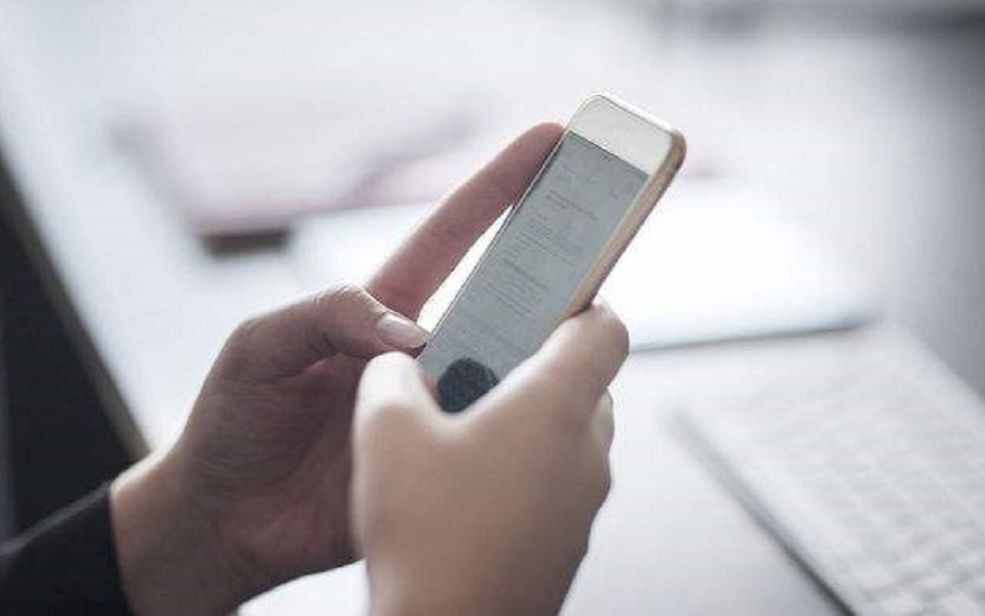 为什么父母总是很容易相信朋友圈传播的谣言?看完好心酸