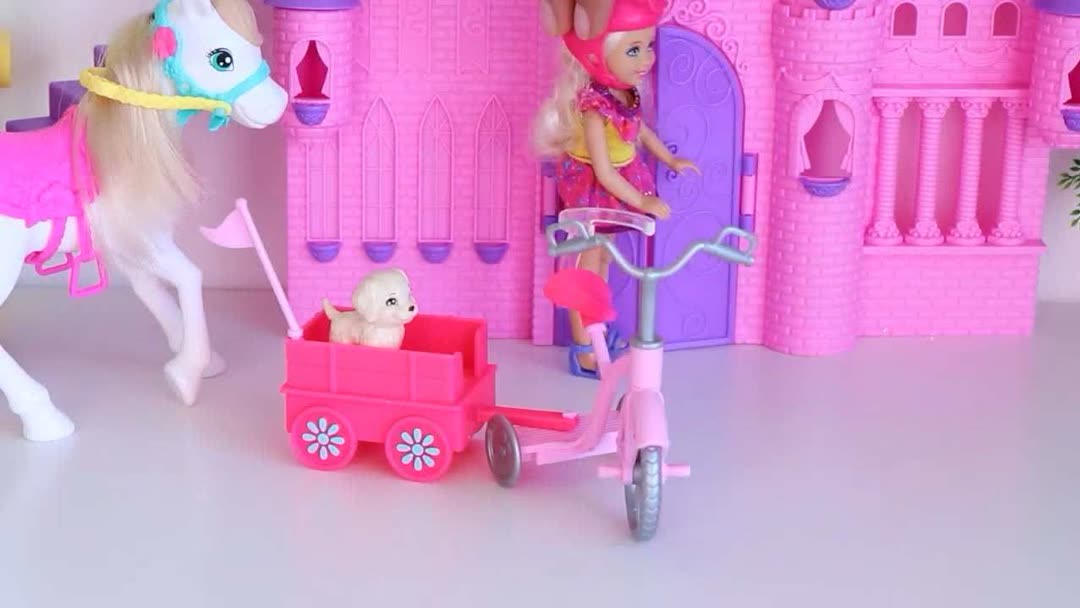 芭比玩具,芭比娃娃,芭比来到冰淇淋店买冰淇淋