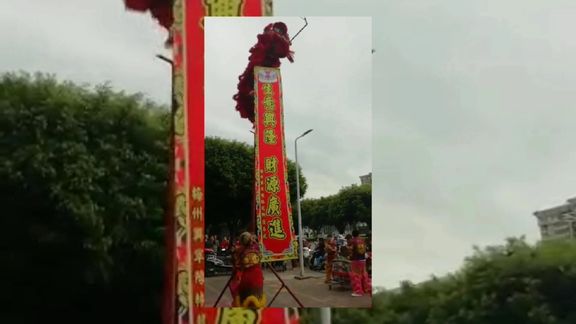 开业大吉,老板请来醒狮表演,吸引好多小朋友