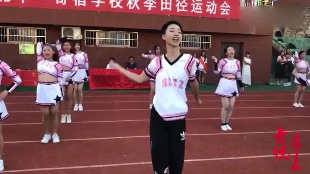 运动会上小哥C位带头表演《卡路里》舞姿妖娆,现场一片尖叫