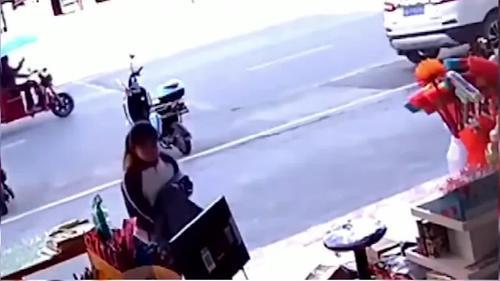 司机误踩油门冲入店中,店主下一秒举动感动网友