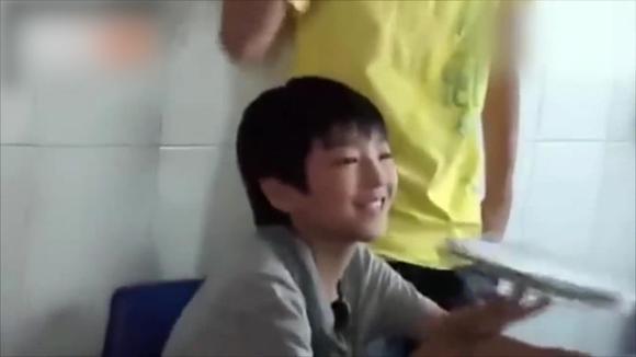 王俊凯六年级课间转课本,你当年转书厉害吗?我还行!