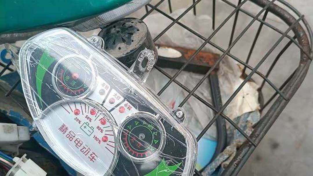 电动车一颠转向灯常亮,一打开大灯转向灯也亮,原来是这里坏了