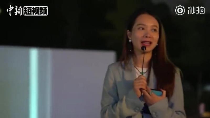 ...巨大的白幕布前,每个人手拿一台平板电脑,这些平板电脑连接着投影...