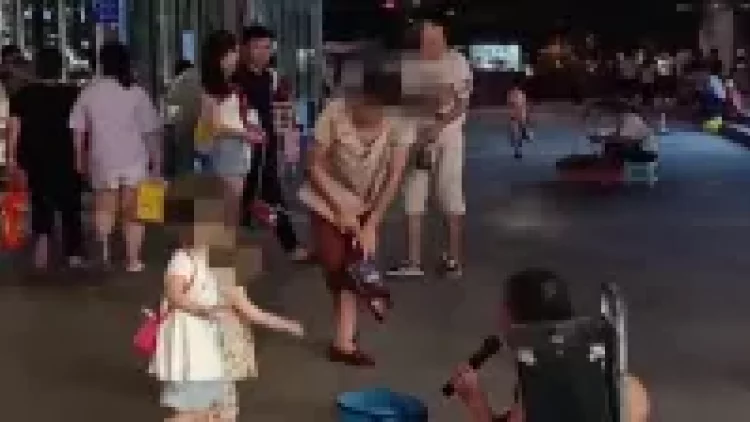 无奈!残疾男子唱歌乞讨 小孩却上前跳舞