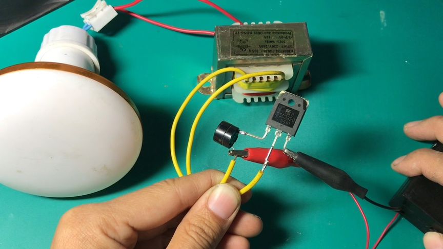 单输出铁心变压器制作12v转220v逆变器,只用3个元件