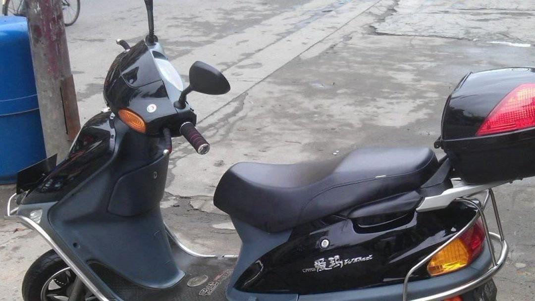 电动车有两个小插头,一般没人注意,却有着不为人知的大作用!