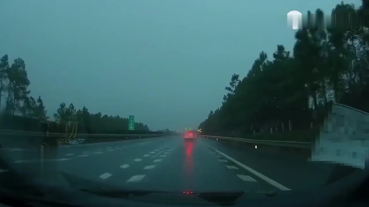 太突然根本来不及刹车?高速上5车连环追尾 驾驶员:我懵了