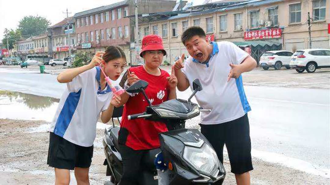 干妈的电动车没气,小燕子和刘星竟买来“玩具打气筒”打气,奇葩