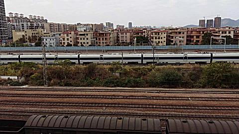 两列CRH1A型动车组重联从广州北站附近通过