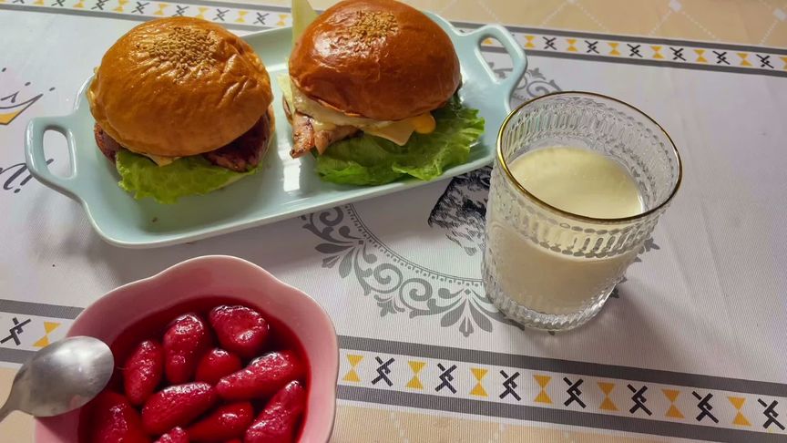 #一日三餐人间烟火 #早餐 大家都是汉堡包,凭什么你们是憨憨