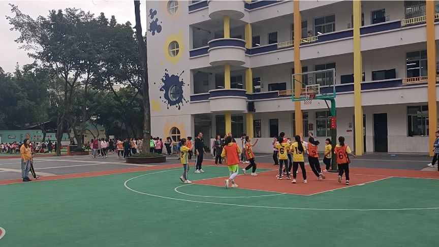 课外活动丰富多彩,篮球要从娃娃抓起,强身健体。