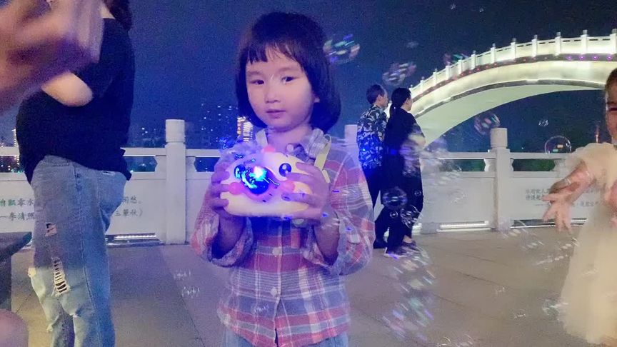 有位富婆看我摆泡泡机她问我为什么大学毕业不去单位上班反而在…