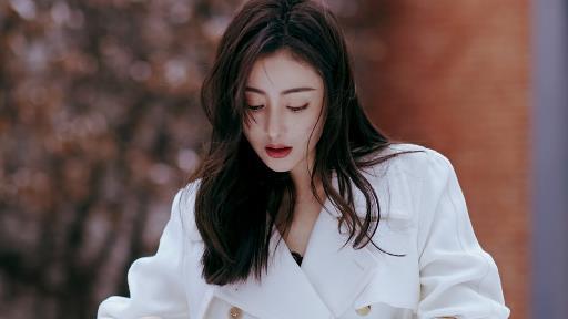 人美心善!张天爱捐赠医用防护服5000套护目镜2000只 物资价值120万