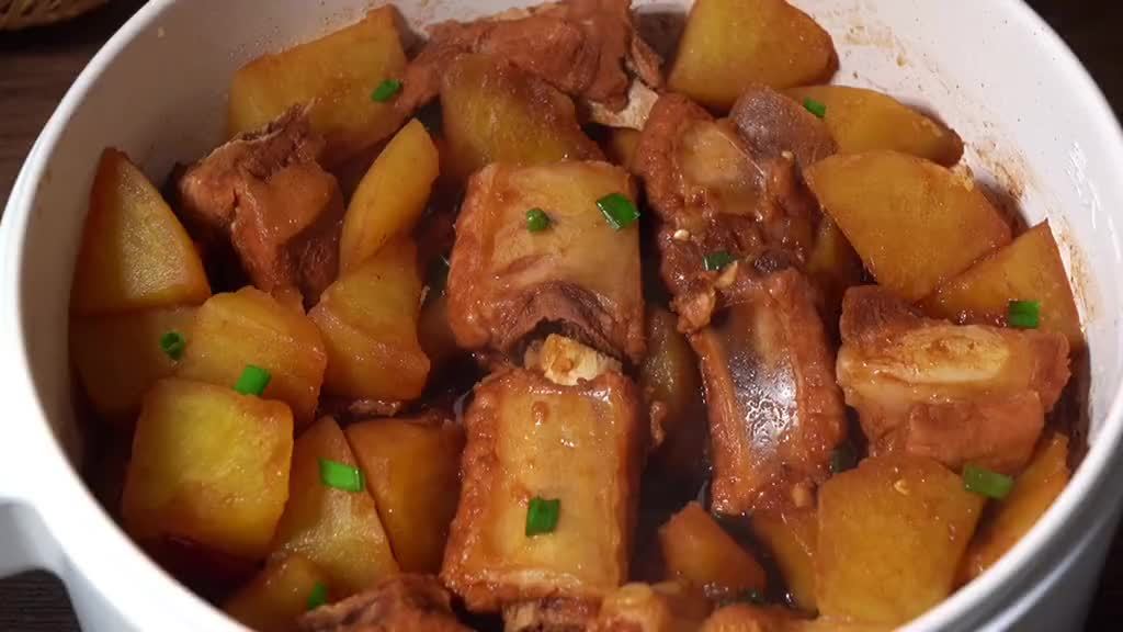 简单又好吃的排骨炖土豆,年夜饭必备
