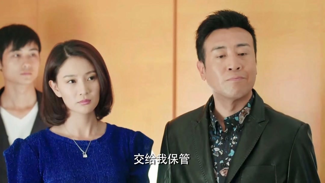 警花和杜飞深入犯罪团伙,利用激将法问出交易地点,开始实行计划