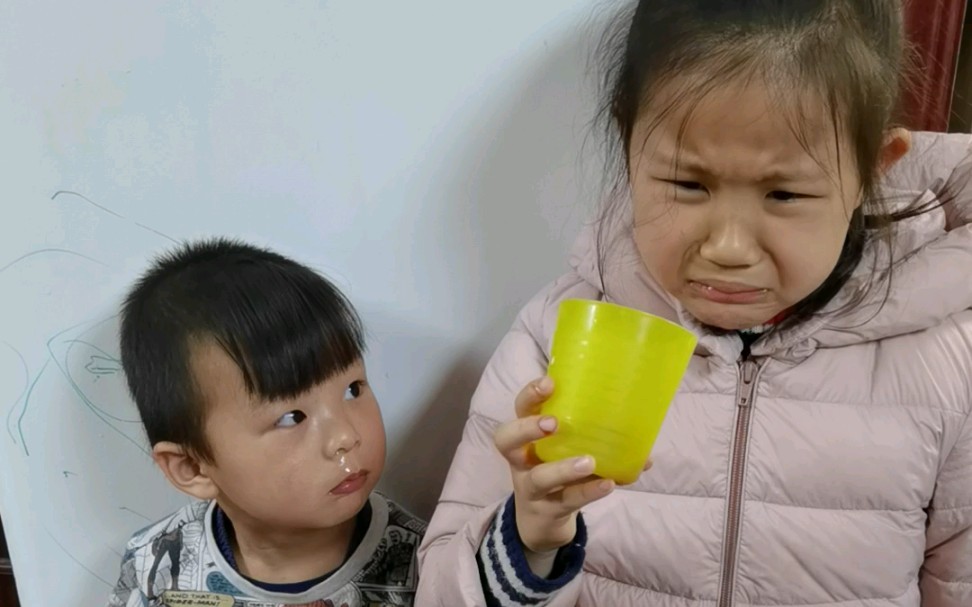 姐弟俩流着鼻涕被迫吃药,表情真痛苦
